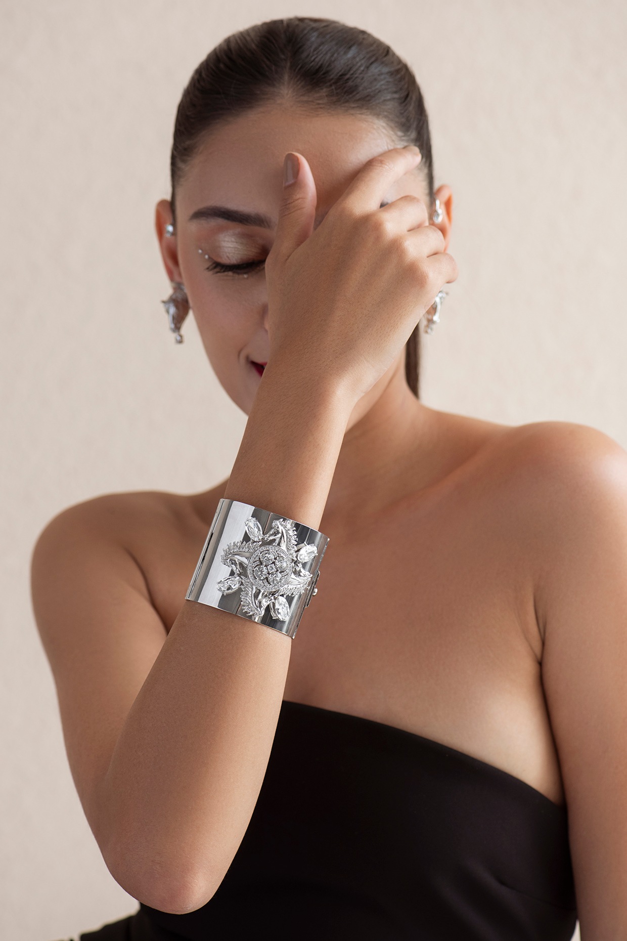 White Finish Swarovski Crystal Horse Motif Handcuff In Sterling Silver ...