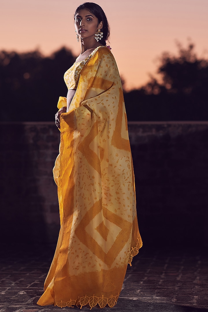 Ivory & Yellow Floral Printed Saree Set by Amita Gupta Sustainable at ...