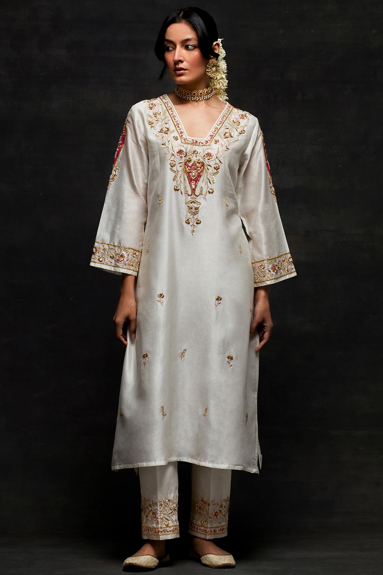 Off-White Silk Chanderi Floral Embroidered Kurta Set by Anantaa By ...