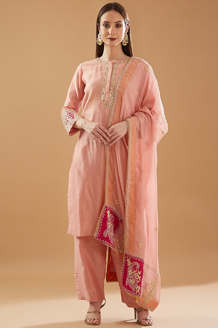 Onion Pink Chanderi Silk Embroidered Kurta Set by Baidehi at Pernia's Pop Up Shop 2026