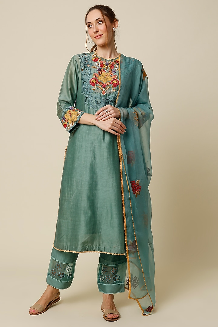 Emerald Green Hand Embroidered Kurta set by Chandrima at Pernia's Pop Up Shop 2025