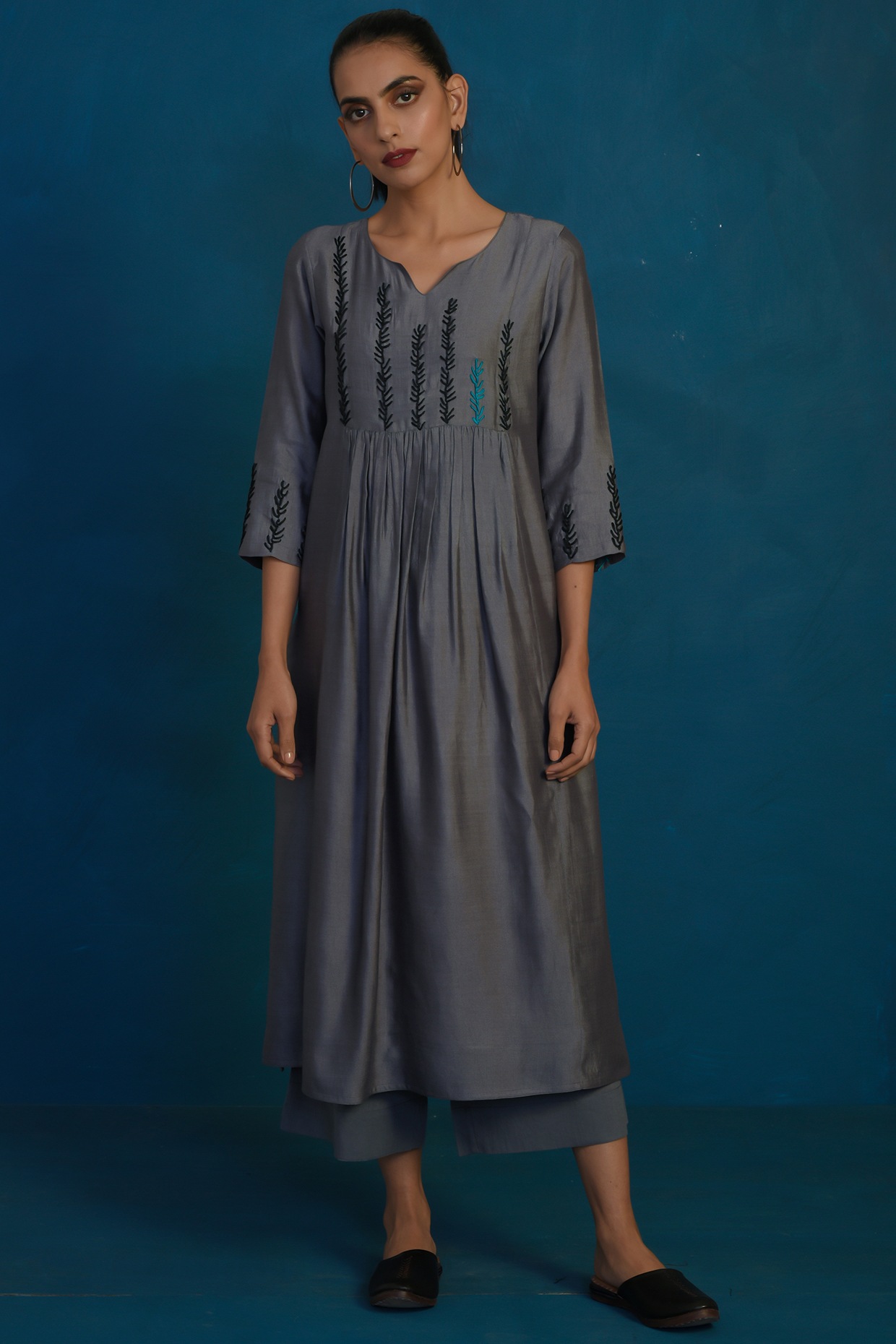 Grey Embroidered Kurta Set by Charkhee at Pernia's Pop Up Shop 2025