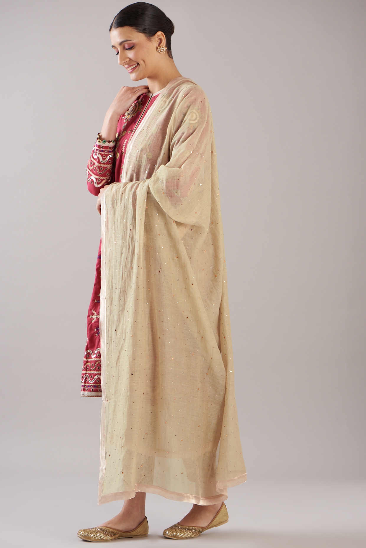 Ivory Chanderi Hand Embroidered Dupatta by Divya Sheth at Pernia's Pop ...