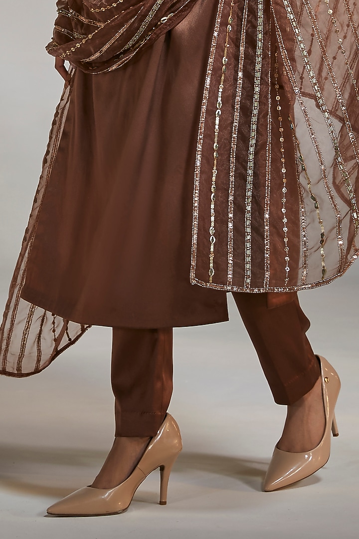Congnac Hand Embroidered Kurta Set by Divya Aggarwal at Pernia's Pop Up ...