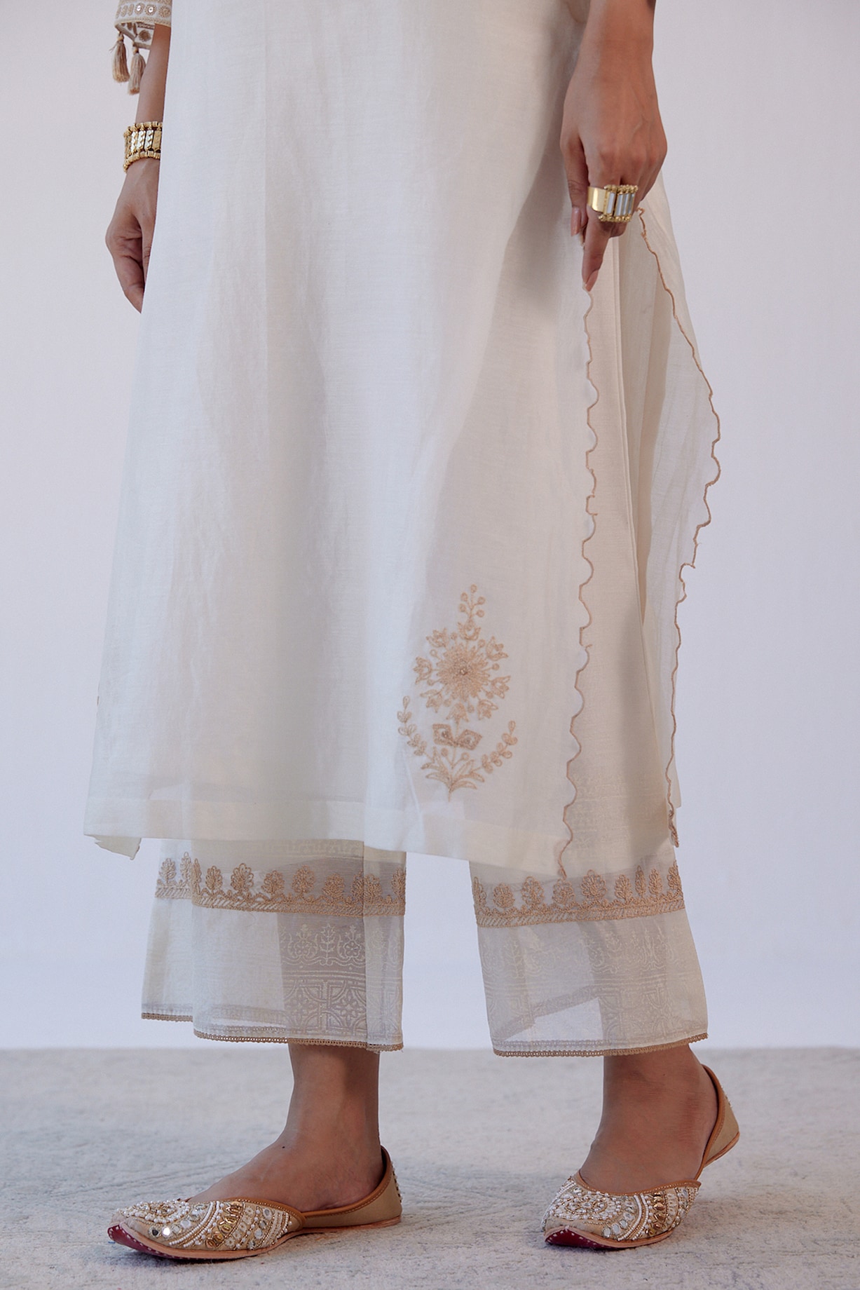 Ivory Embroidered Kurta Set by Devnaagri at Pernia's Pop Up Shop 2025