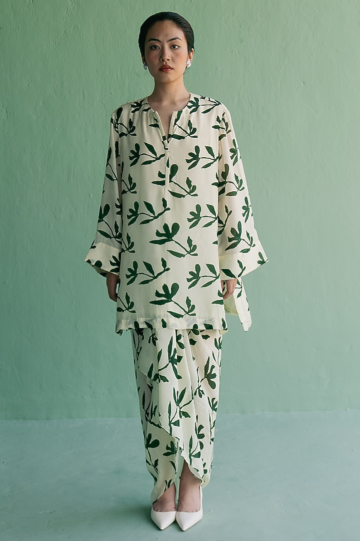 Ivory & Green Cotton Silk Printed Co-Ord Set by Esha Arora at Pernia's Pop Up Shop 2025