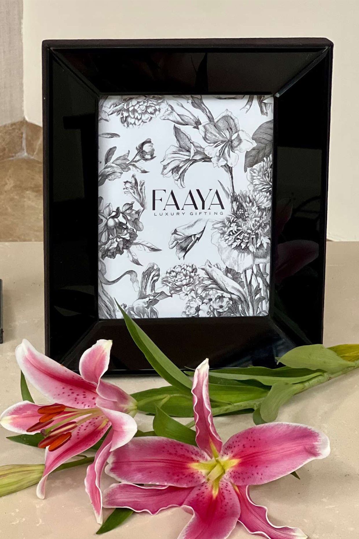 Black Glass Amadeus Photo Frame by Faaya Gifting at Pernia's Pop Up ...