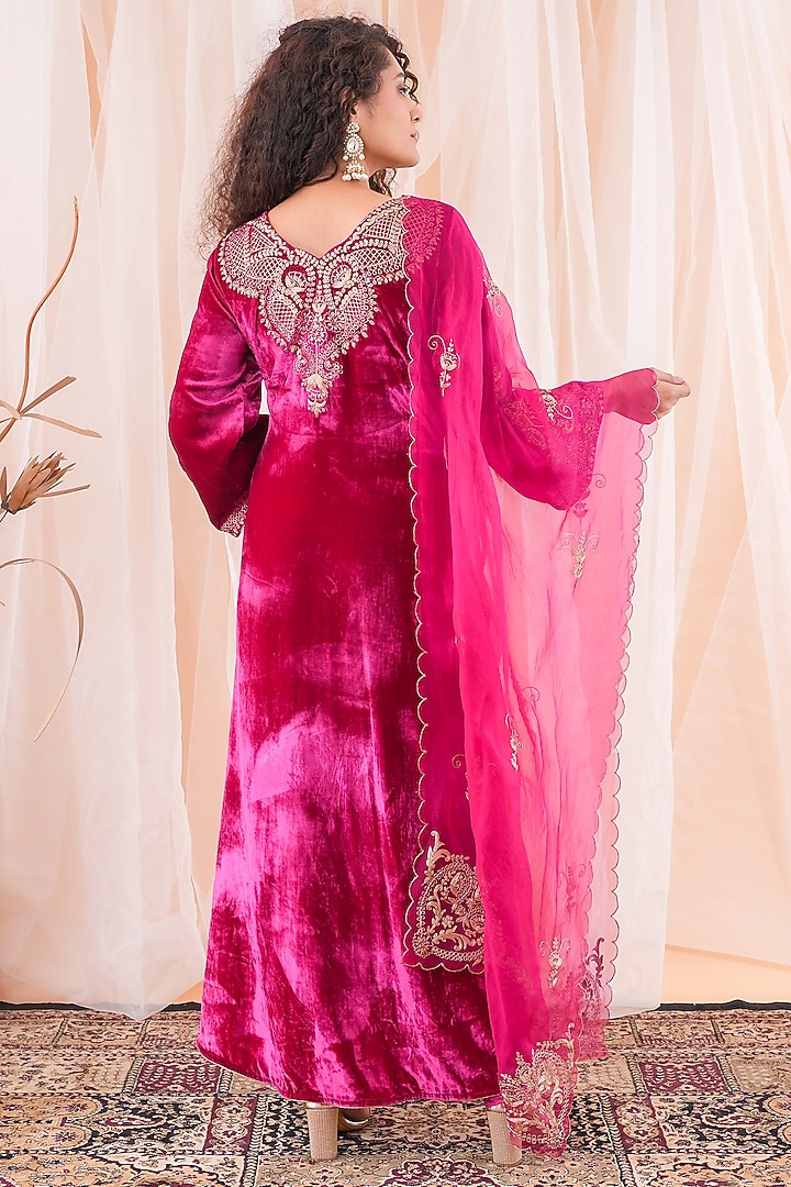 Raspberry Pink Velvet Zari Embroidered Kaftan Kurta Set by Farha Syed ...