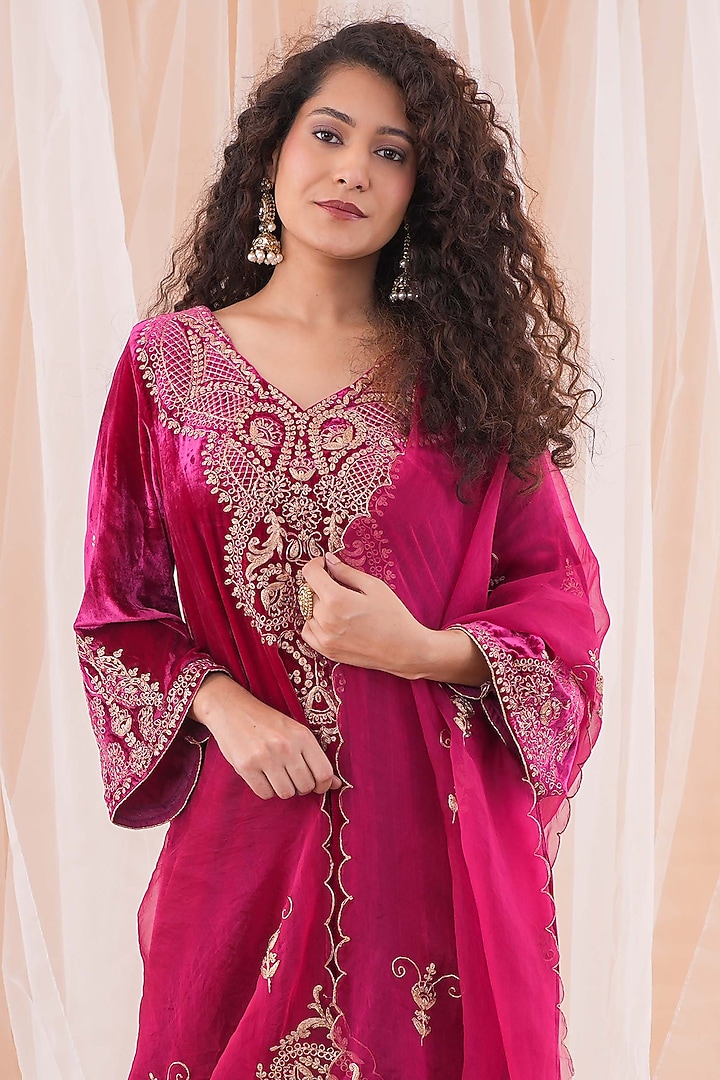 Raspberry Pink Velvet Zari Embroidered Kaftan Kurta Set by Farha Syed ...