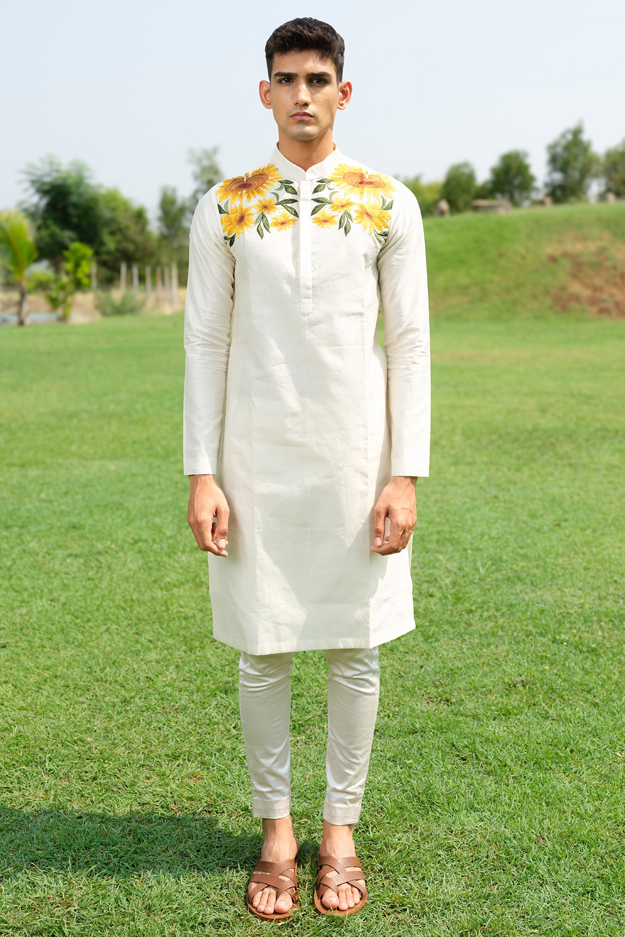 Off-White Chanderi Floral Thread Embroidered Kurta Set by HOUSE OF KOA at Pernia's Pop Up Shop 2025