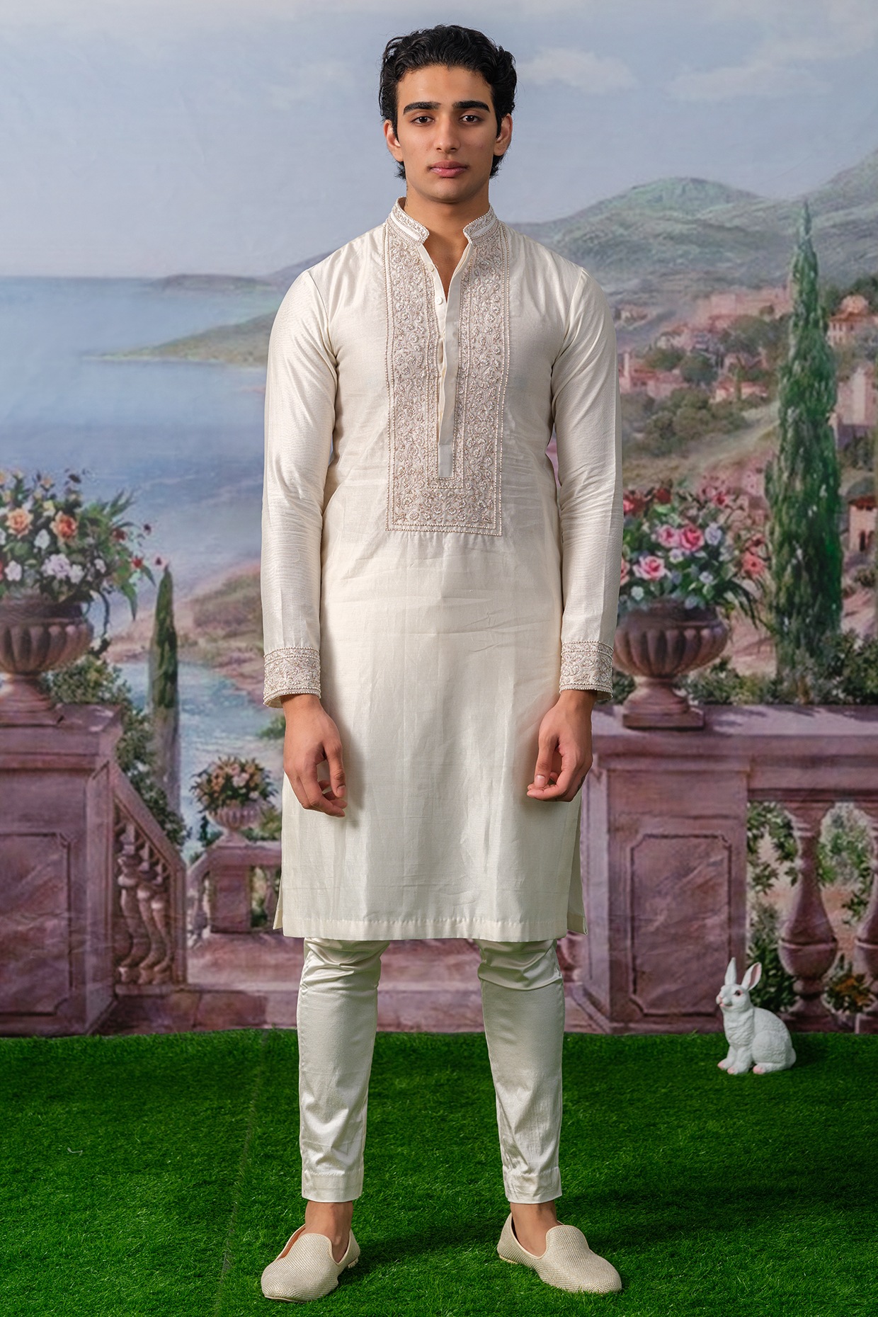 Off-White Chanderi Silk Hand Embroidered Kurta Set by HOUSE OF KOA at Pernia's Pop Up Shop 2024