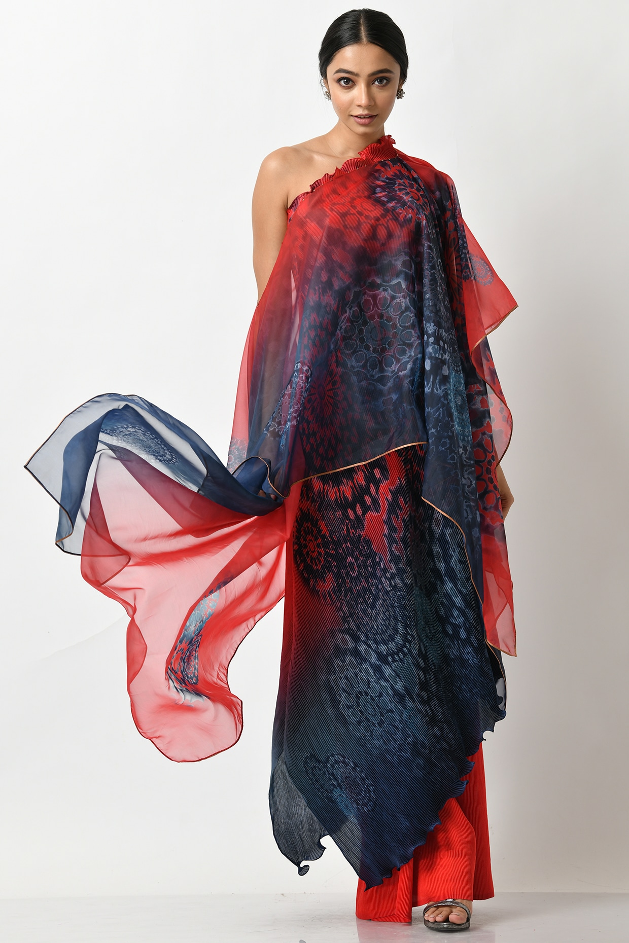 Red & Navy Batik Printed Drape by Kiran Uttam Ghosh at Pernia's Pop Up ...