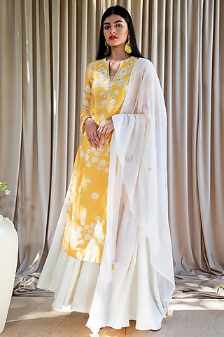 Yellow Hand Embroidered Kurta Set by LABBADA at Pernia's Pop Up Shop 2026