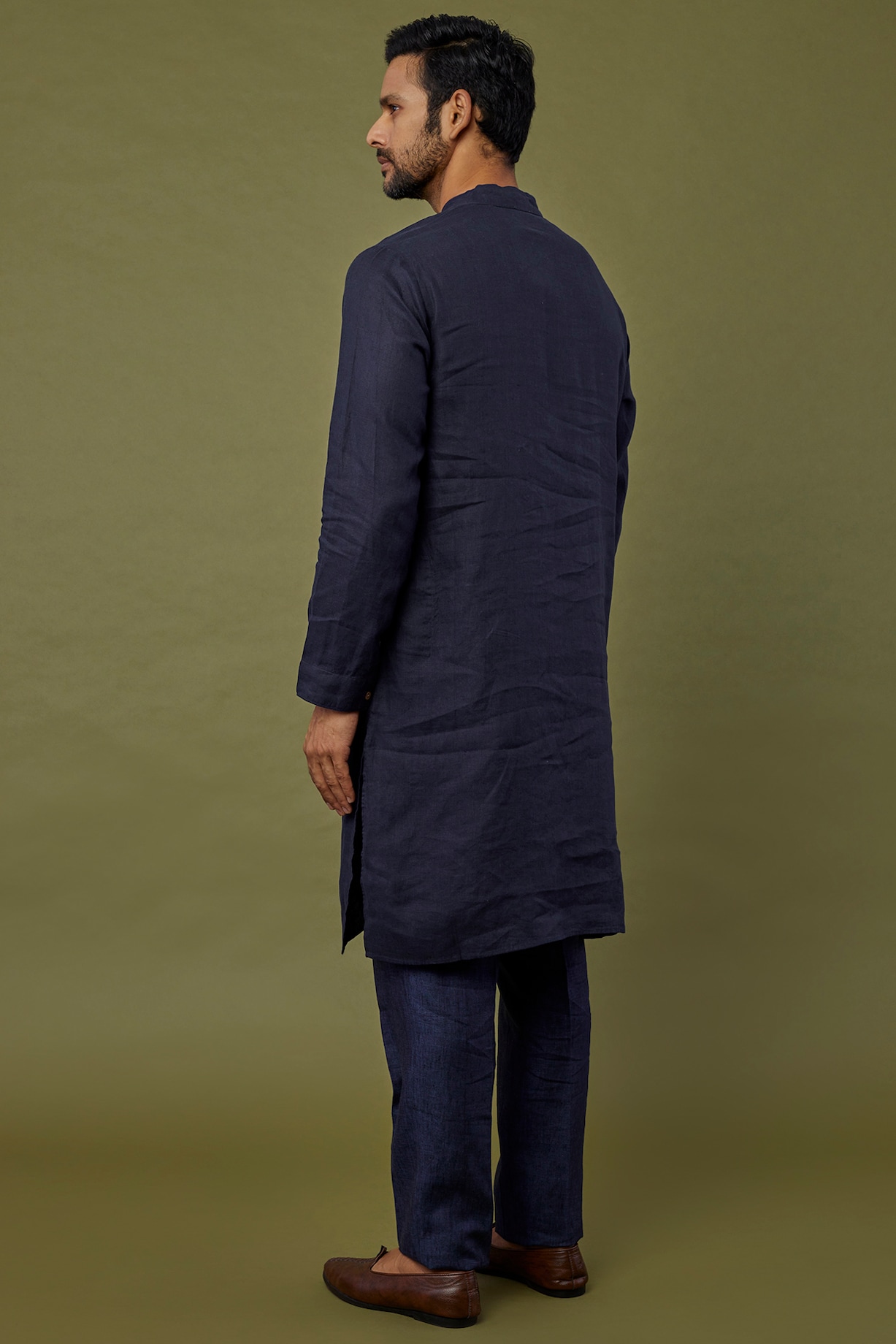 Navy Blue Embroidered Kurta by Linen Bloom Men at Pernia's Pop Up Shop 2025