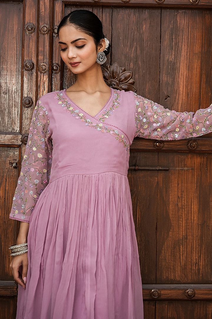 Lilac Chiffon Embroidered Anarkali Set Design by Mangalmay By Aastha at Pernia's Pop Up Shop 2024