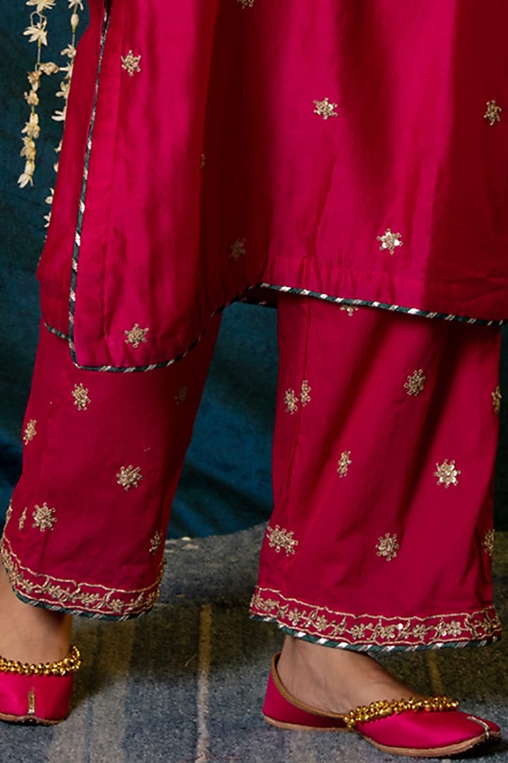 Pink Chanderi Silk Hand Embroidered Kurta Set Design by Maison Shefali at Pernia's Pop Up Shop 2024