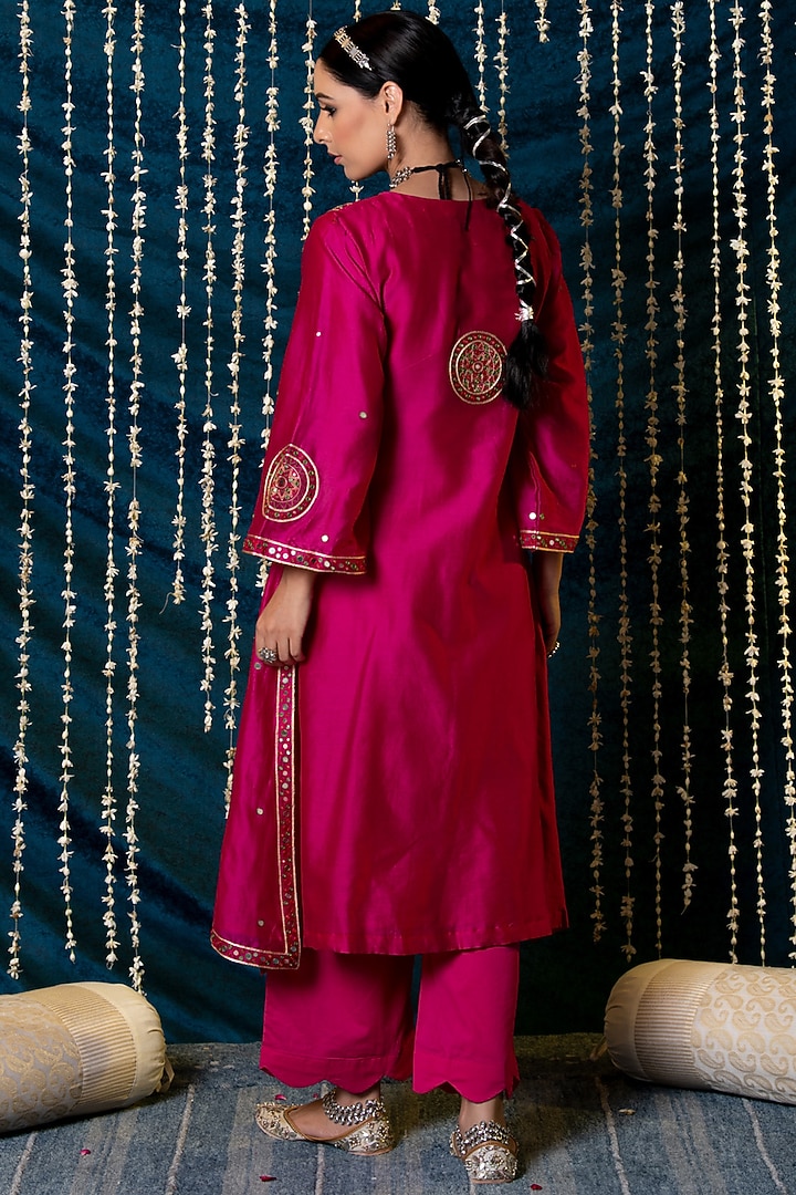 Pink Chanderi Silk Hand Embroidered Kurta Set by Maison Shefali at Pernia's Pop Up Shop 2025