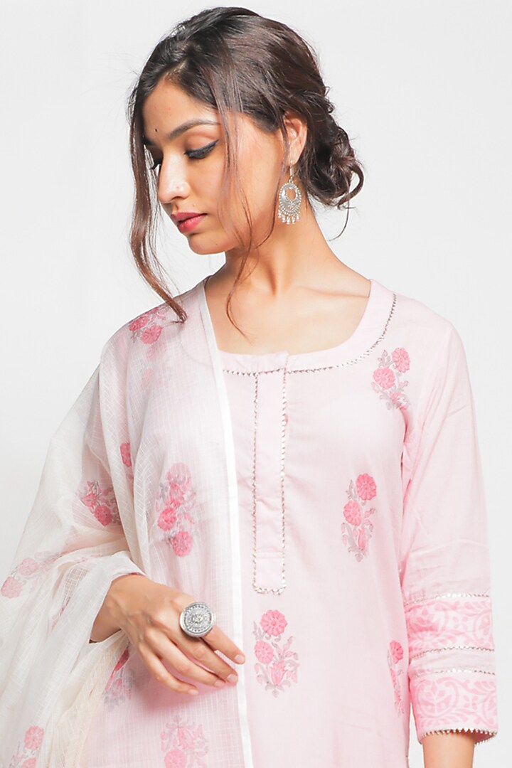 Blush Pink Floral Printed Straight Kurta Set by Maison Shefali at Pernia's Pop Up Shop 2024