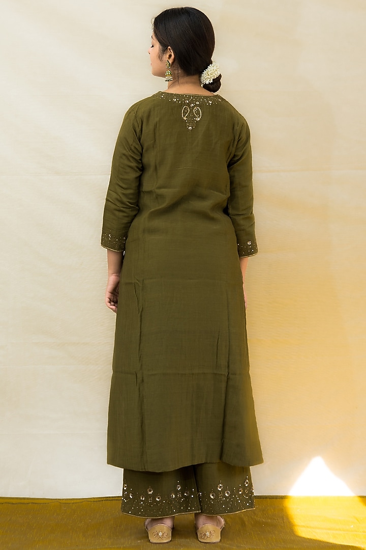Olive Green Mul Chanderi Embroidered Kurta Set by MITHI SUPARI at ...