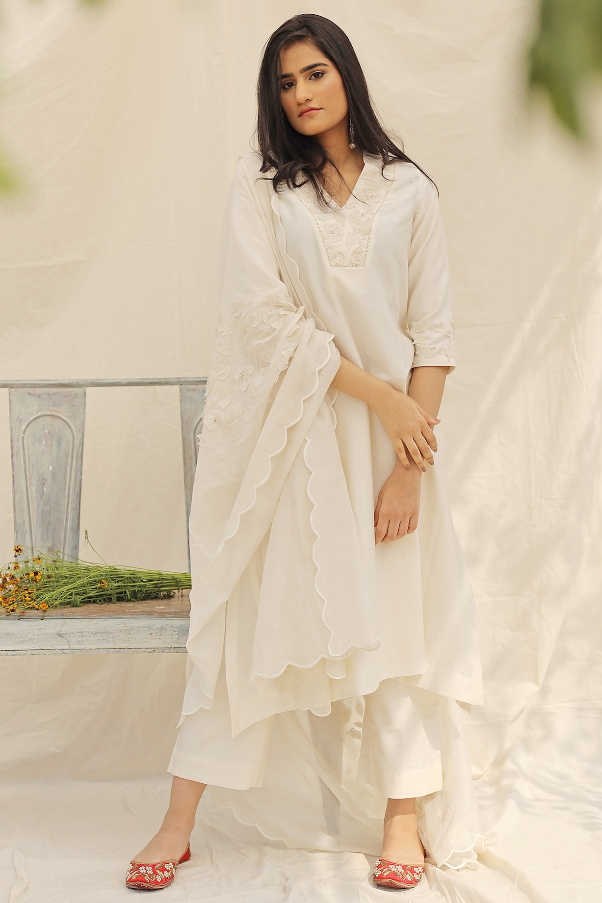 Off-White Embroidered Kurta Set by Neelu Sethi at Pernia's Pop Up Shop 2025