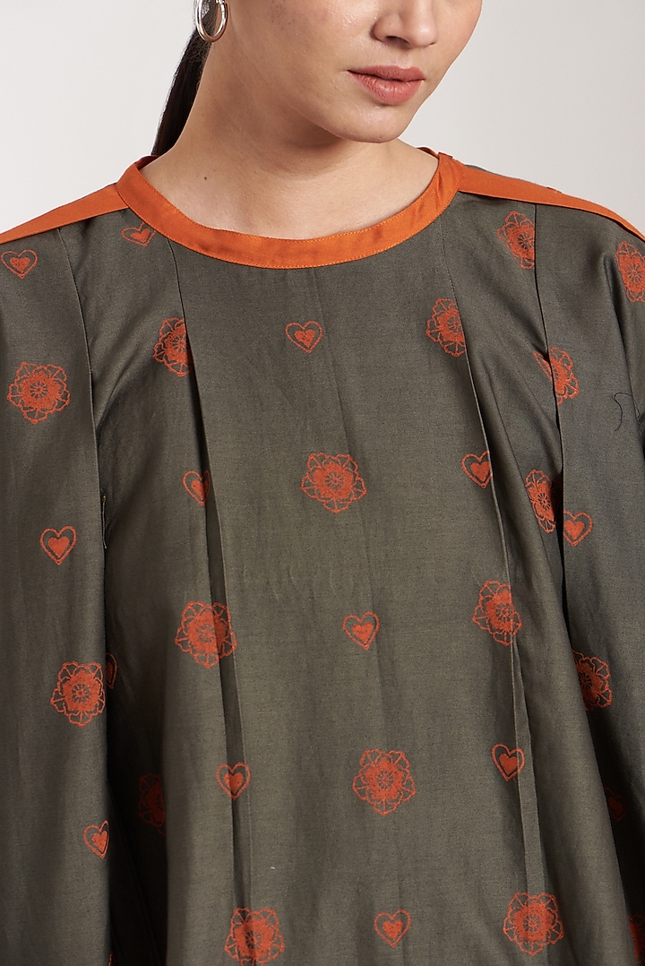 Military Green Printed Long Shirt by Nida Mahmood at Pernia's Pop Up Shop 2025