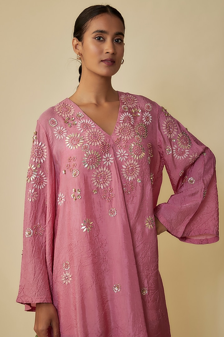 Rose Pink Crushed Silk Hand Embroidered Kurta Set by One not two at Pernia's Pop Up Shop 2025