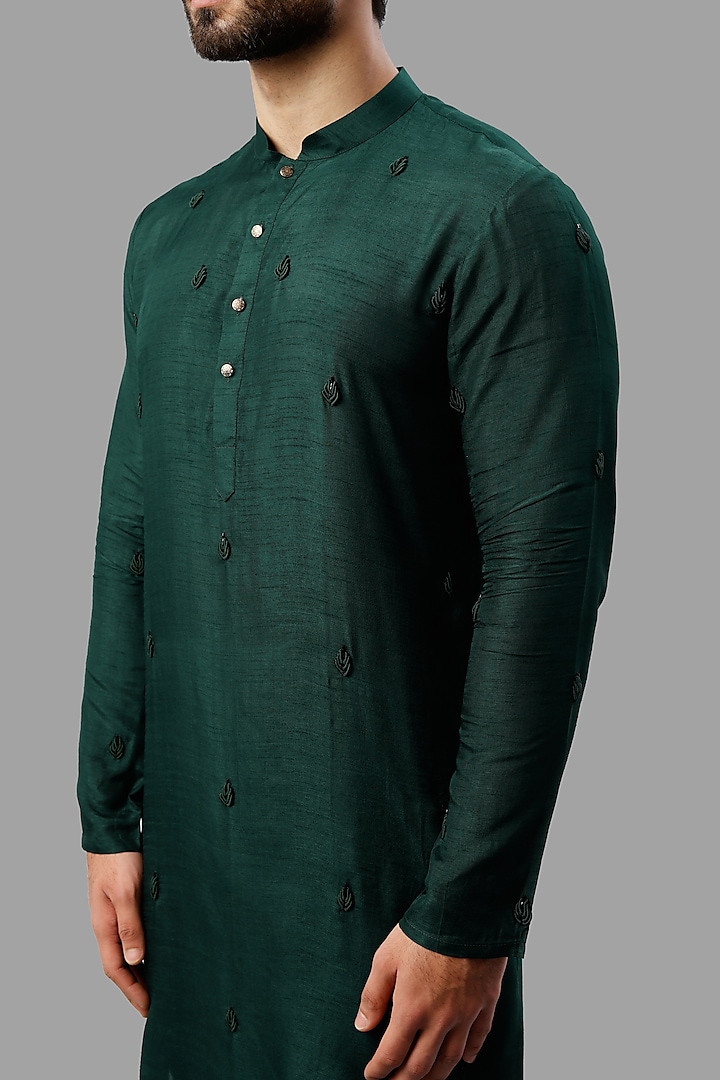 Emerald Green Embroidered Kurta Set by PAARSH at Pernia's Pop Up Shop 2026