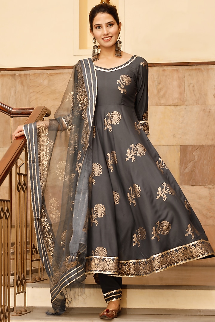 Grey Embroidered Kurta Set Design by Pheeta at Pernia's Pop Up Shop 2024