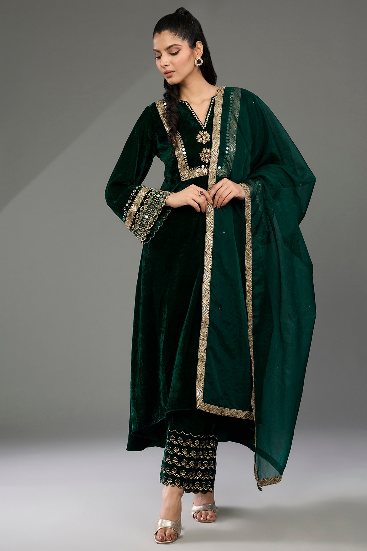Emerald Green Velvet Hand & Machine Embroidered Kurta Set by Pouli Pret ...