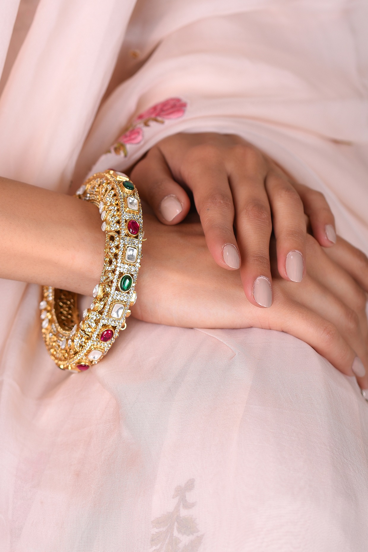 Gold Finish Red & Green Kundan Polki Sadhika Bangle by Preeti Mohan at Pernia's Pop Up Shop 2025