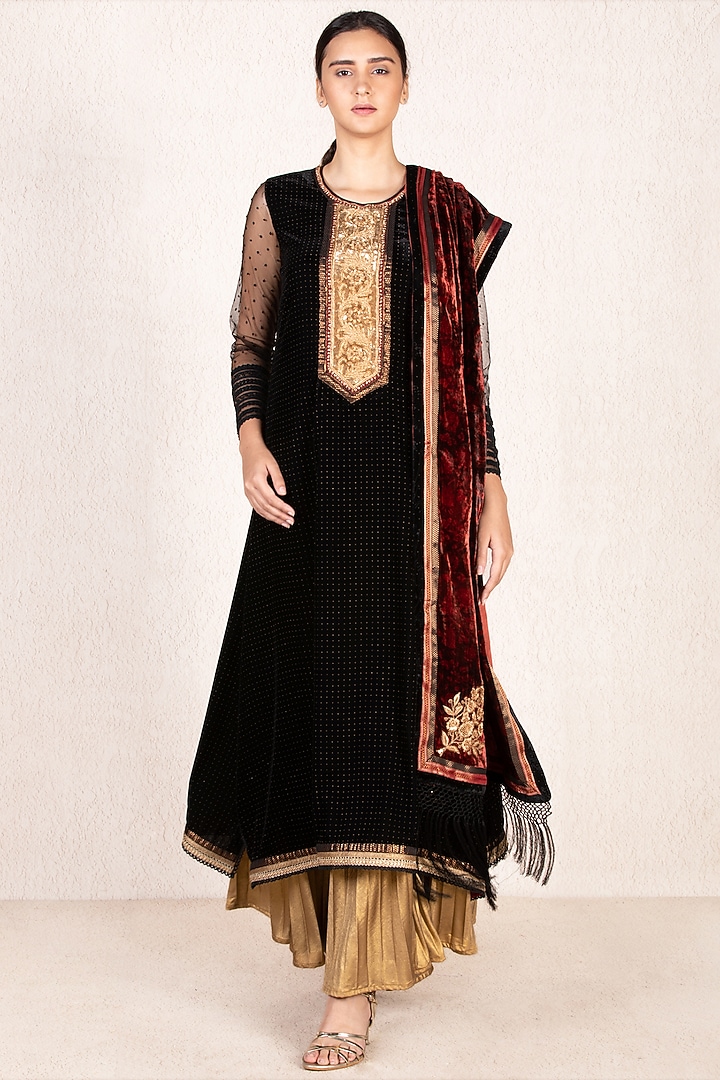 Black & Gold Embroidered Kurta Set by Ri Ritu Kumar at Pernia's Pop Up Shop 2025