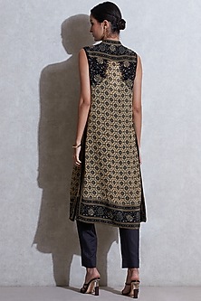 Ritu Kumar : Buy Ritu Kumar Lehenga, Saree, Dresses.