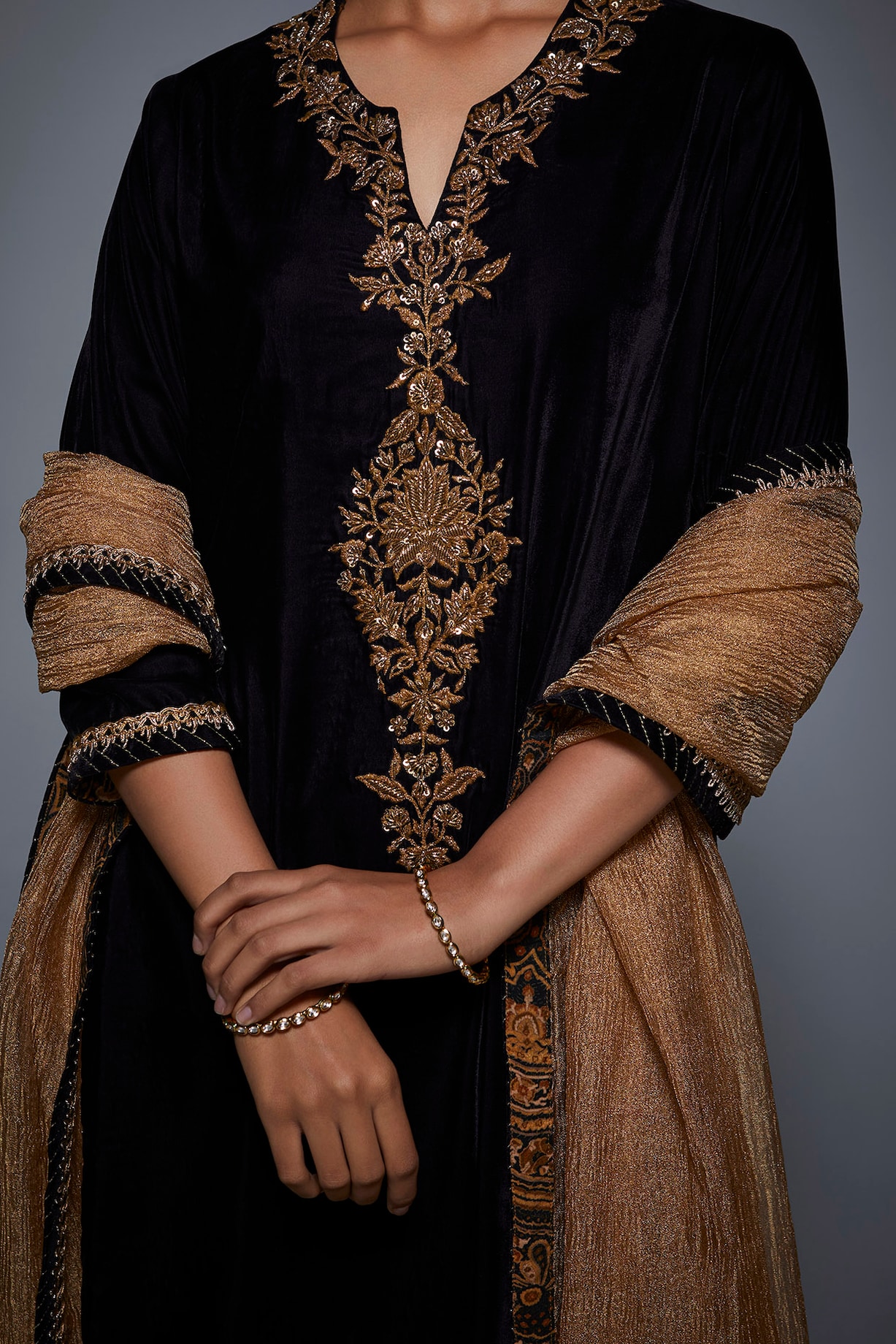 Black & Gold Embroidered Kurta Set Design by Ri Ritu Kumar at Pernia's Pop Up Shop 2024