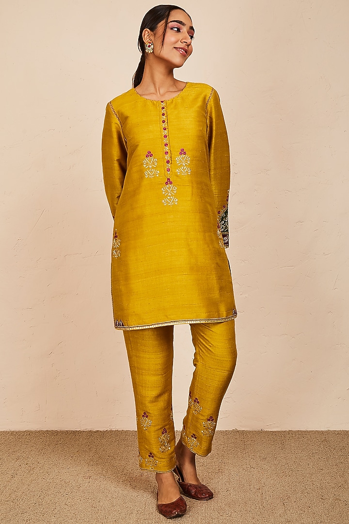 Mustard Raw Silk Embroidered Short Kurta Set Design by Sue Mue at ...