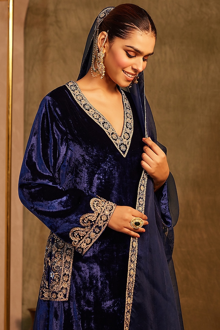 Midnight Blue Silk Velvet Cutdana And Resham Embellished Kurta Set By Tabeer India At Pernias Pop