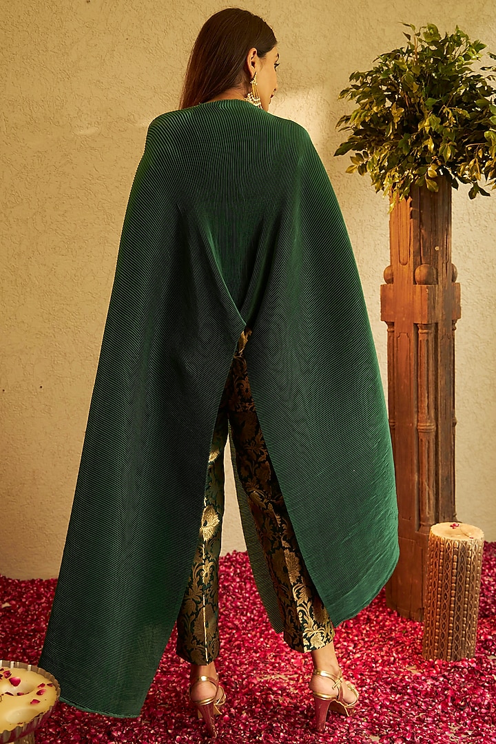 Green Embroidered Cape Set by Tasuvure Indes at Pernia's Pop Up Shop 2026