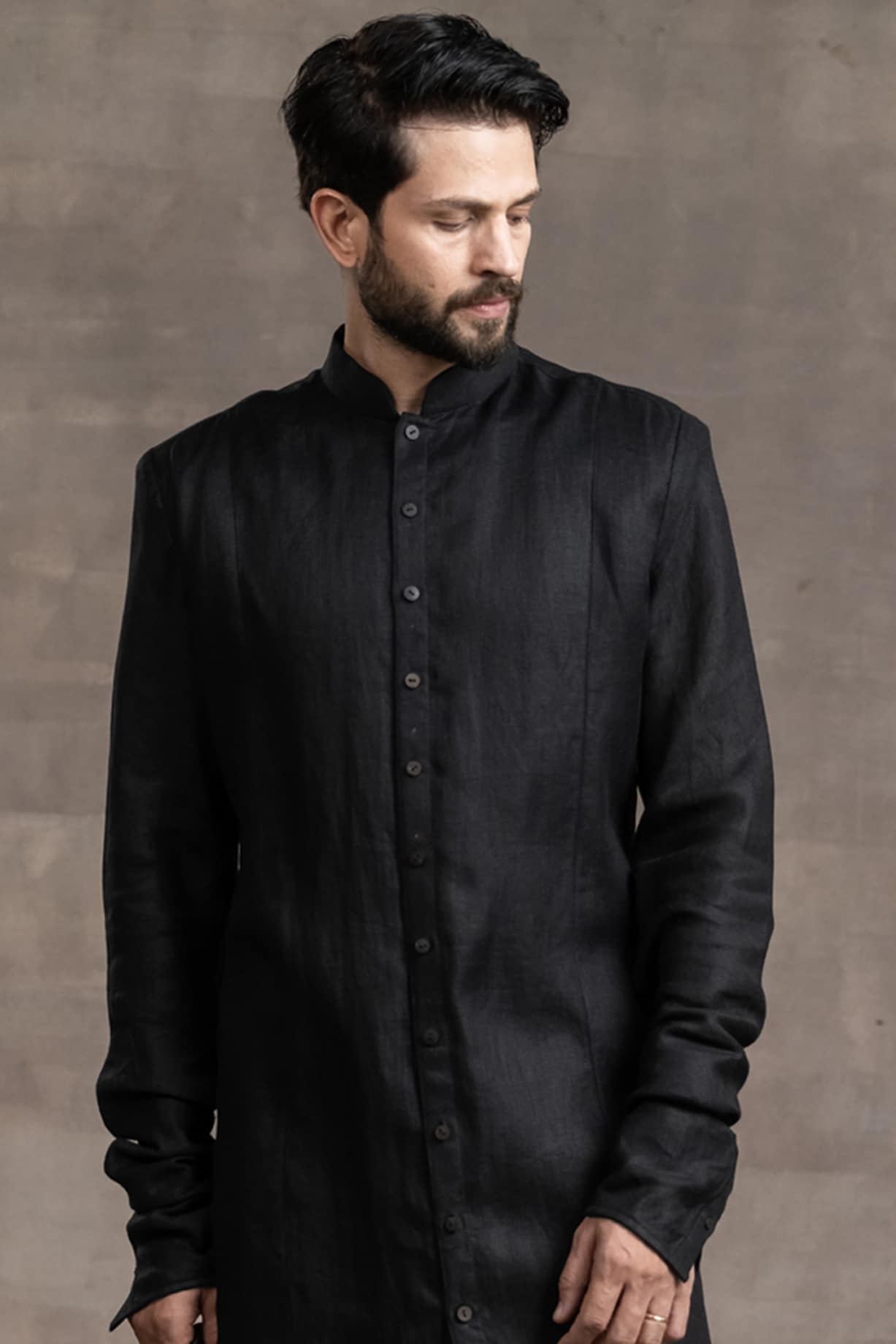 Black Linen Kurta Set by Tarun Tahiliani Men at Pernia's Pop Up Shop 2024