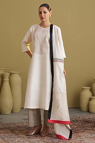 Ivory Mulberry Silk Kurta Set by Vaaya at Pernia's Pop Up Shop 2026