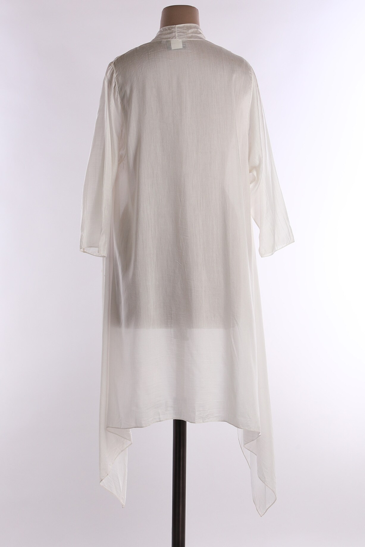 White Square Cut Shrug by Wendell Rodricks at Pernia's Pop Up Shop 2026