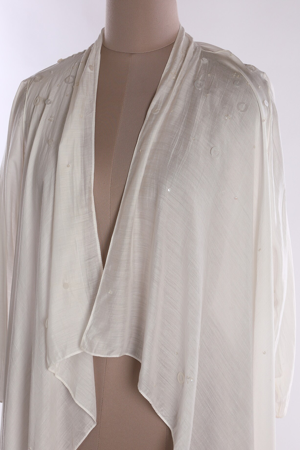 White Square Cut Shrug by Wendell Rodricks at Pernia's Pop Up Shop 2024