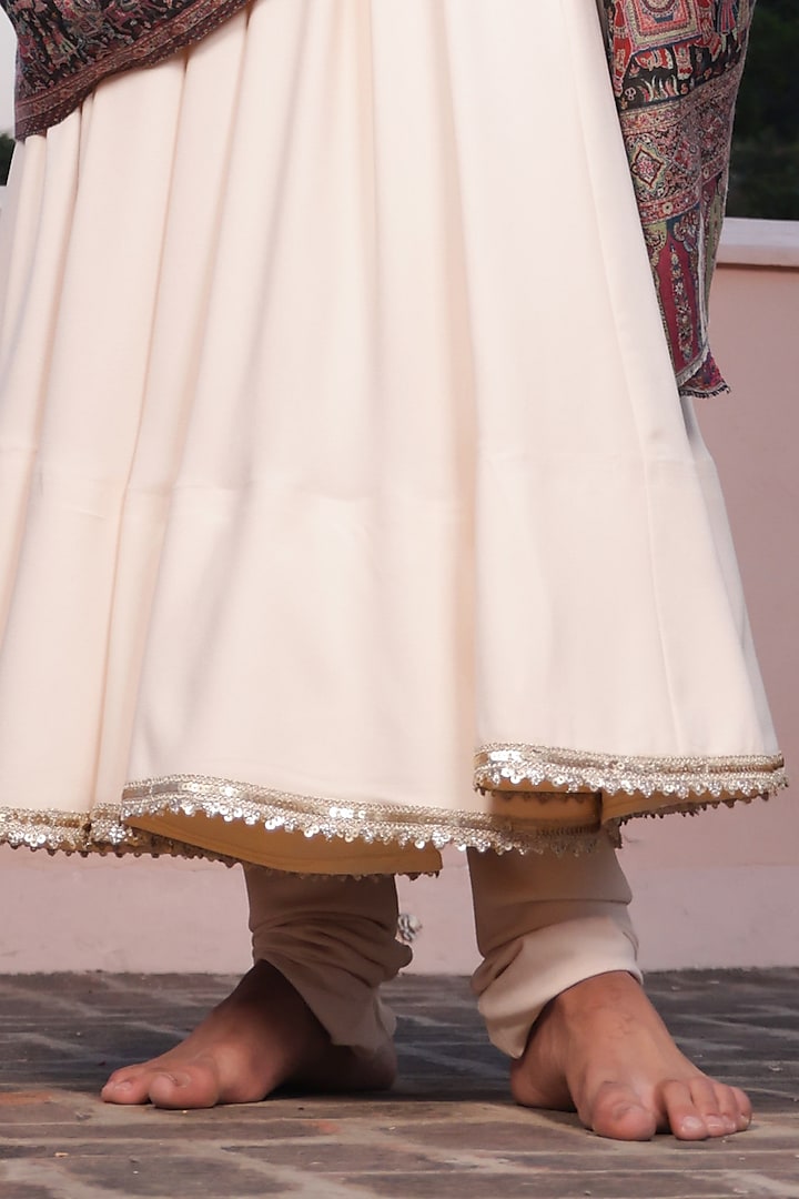 Ivory Crepe Hand Embroidered Anarkali Kurta Set by ZENITH COUTURE at ...