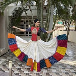 Guide to Chaniya Choli styles & origins. 2025