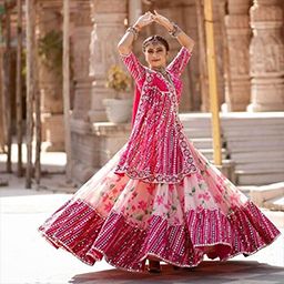 Guide to Chaniya Choli styles & origins. 2025